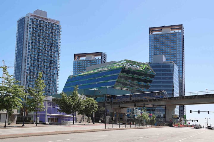 5-star 1br Condo Surrey Skytrain With Parking/gym - Surrey, BC