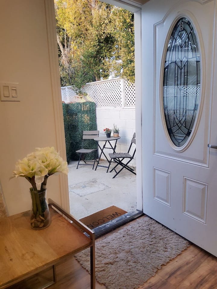 Private One Bedroom + Living Room Unit(1q,2t Beds) - Los Angeles, CA