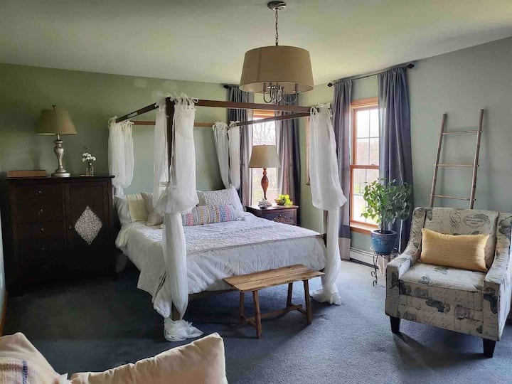 Mountain View Queen Suite W Pool And Patio - Rhinebeck, NY