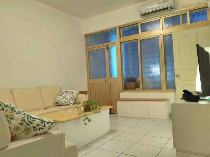 英1號淡水捷運/夜市步行2分鐘,老街3分鐘,食衣住行育樂最方便,夜市安靜巷中的獨立小居 - New Taipei City