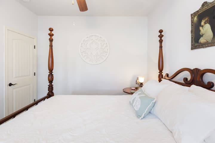 Adorable Farmhouse In The Hill Country - Dripping Springs, TX