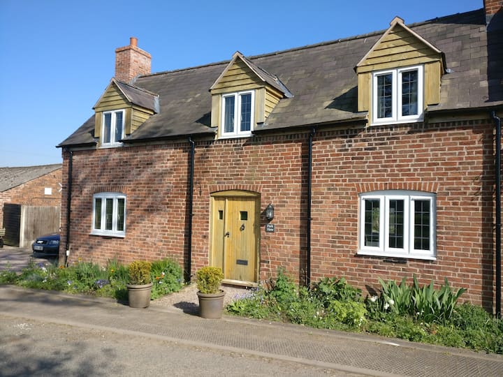 Spacious And Cosy Country Cottage - Whitchurch