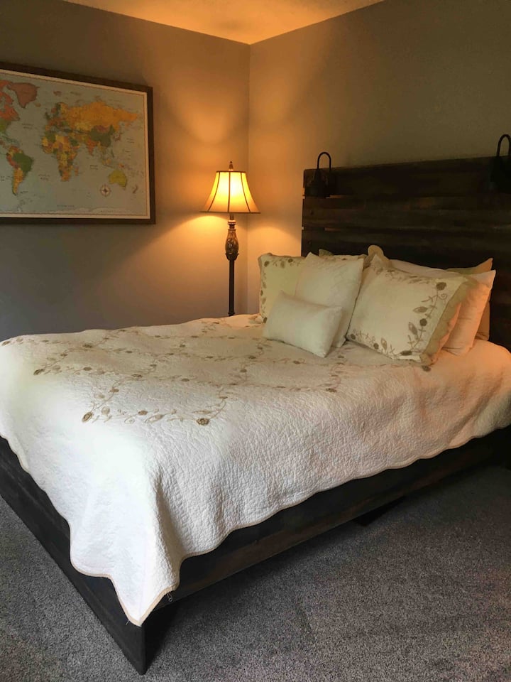 One Bedroom And Bathroom In Private Colonial - Monroeville, PA