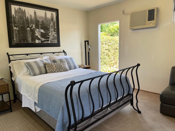 Spacious Master Bedroom With Private Entrance. - Anaheim, CA