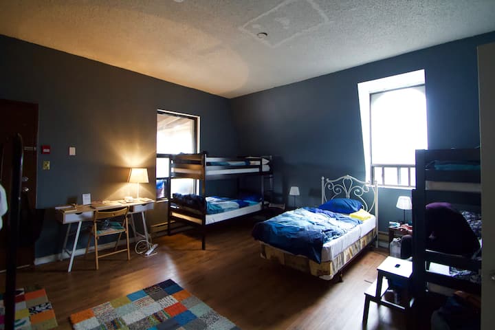 Hostels In Toronto | Book from 8 Stay Options @Best Price