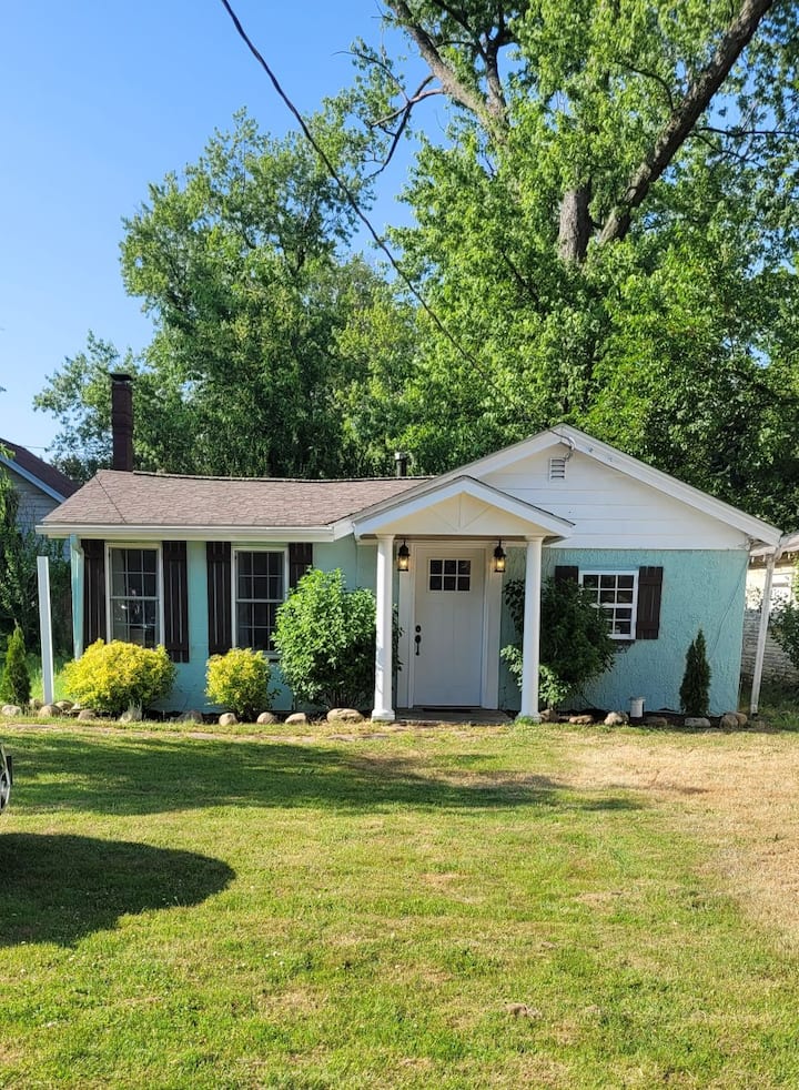 Enchanting Cottage Near Portage Lakes - Akron, OH