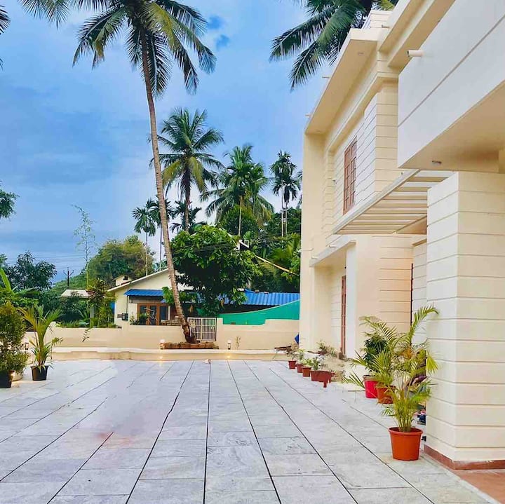 Luxury Villa By The River - Iritty