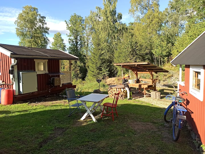 Simple Tiny House Surrounded By Beautiful Oaks - Jönköping