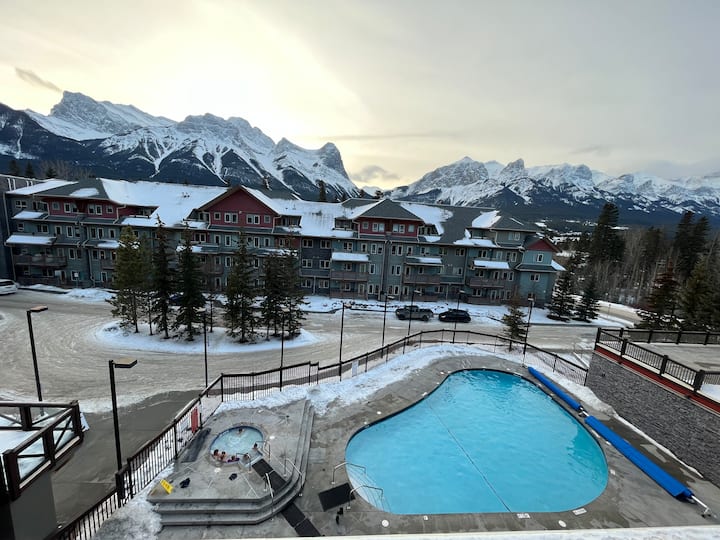 Modern 2bed/2bath, Mountain Views, Hot Tub, Pool - Canmore