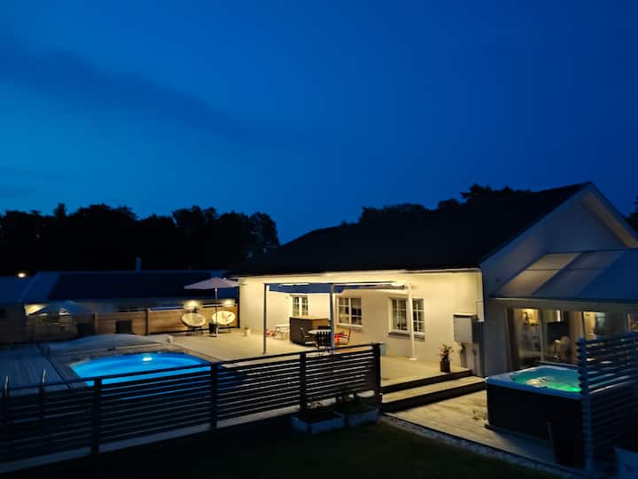 Hus Med Pool Och Bubbelbad, Nära ÖRebro - Kumla