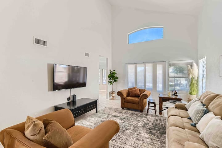 *Modern Spacious 3 Br Home* W/ Pool And Games - Phoenix, AZ
