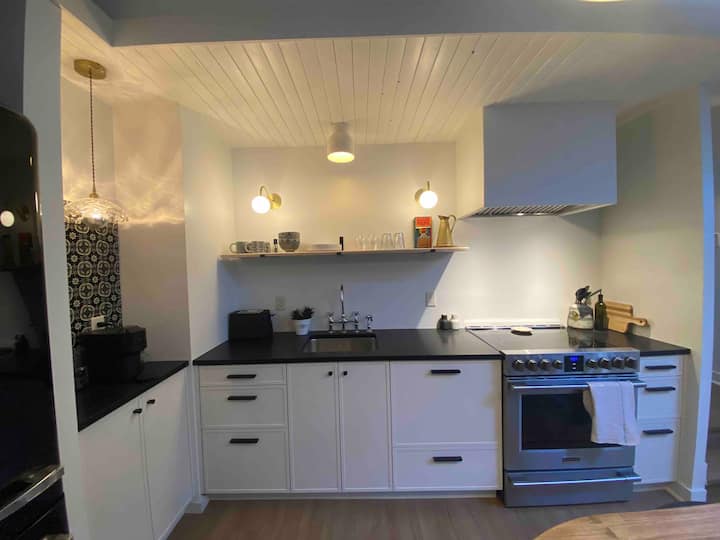 The Studio- Cozy , Renovated Cottage In The Forest - Saanich Peninsula