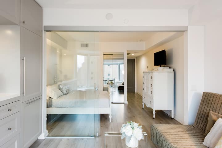 Condominium In Former Hotel Overlooking Yorkville - Toronto