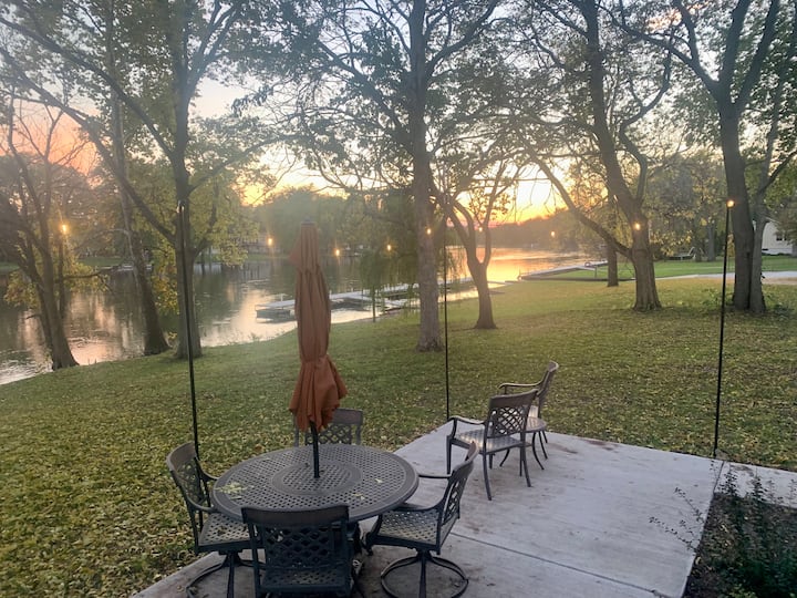 •Peaceful Riverfront Modern Historic Farmhouse 4/2 - Grant Park, IL