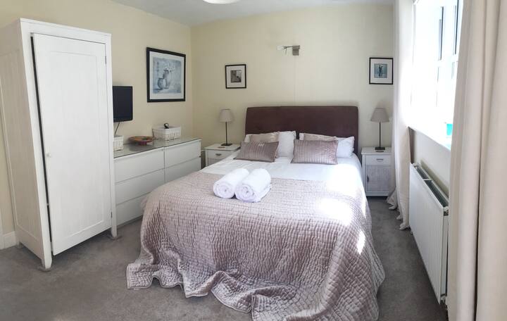 King Size Bed Peaslake In Surrey Hills - Dorking