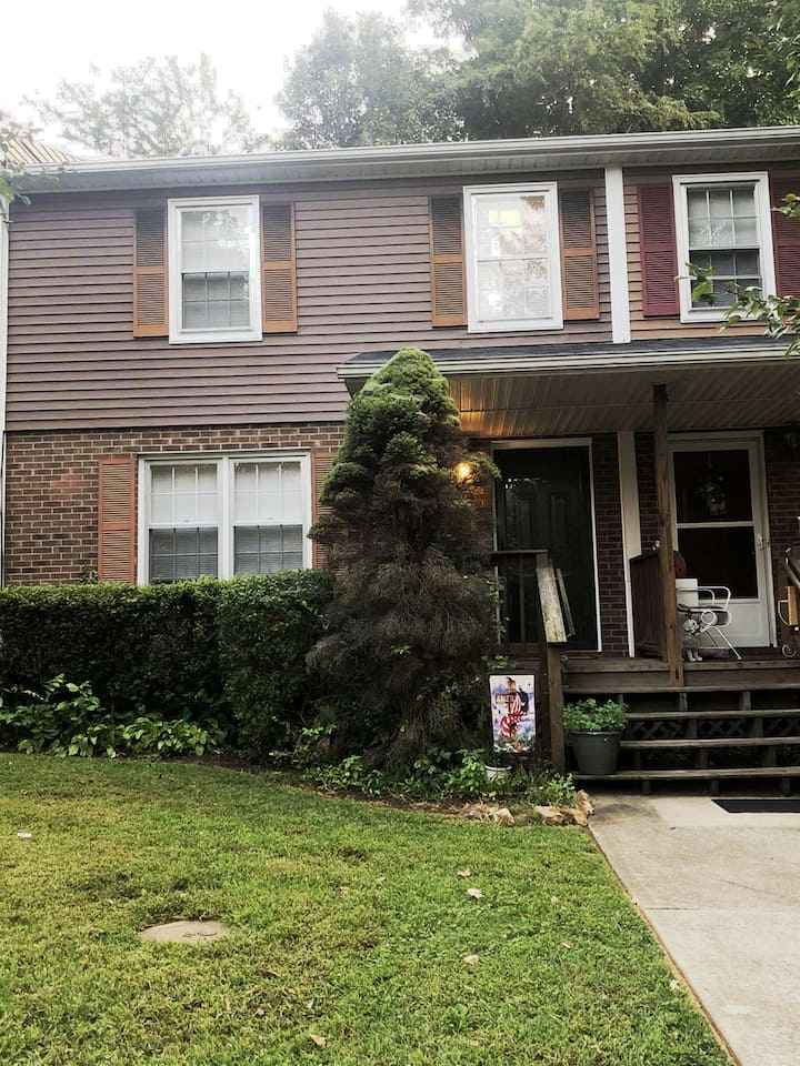 Pet Friendly Townhouse Near Liberty And Downtown! - Big Island, VA