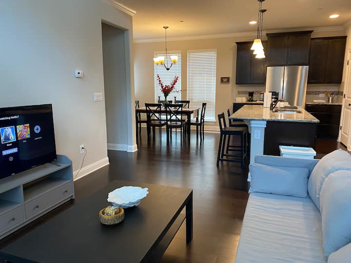 Luxurious Master Suite/ Attached Bath/ Home Office - Cedar Park, TX