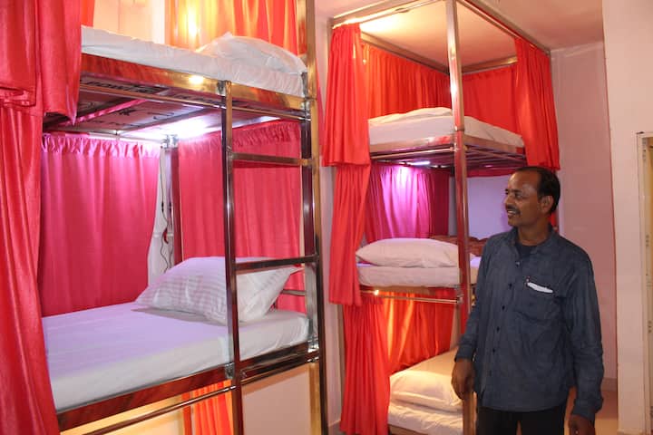 Sharing 5 Bunk-beds At Sunset Backpackers Hostel. - Orchha