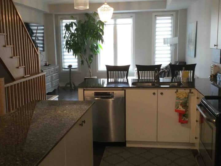 Home In Port Credit. - Mississauga