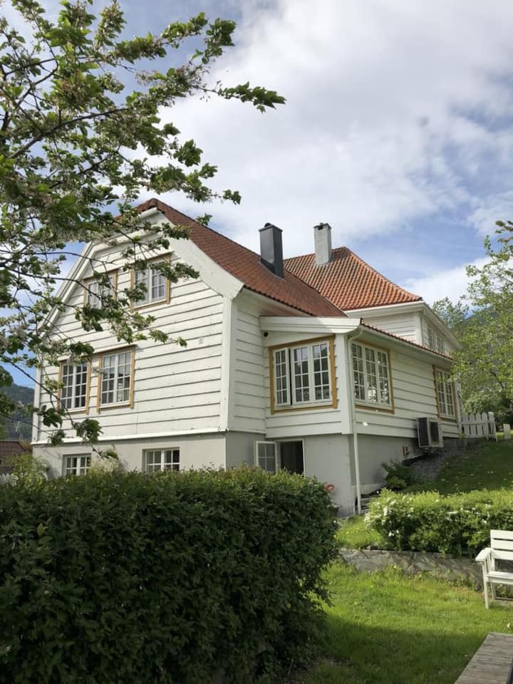 Stryn - Idyllisk Hus - Olden