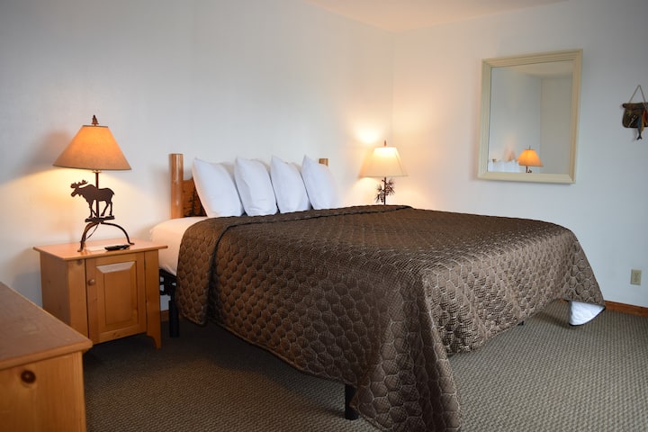 Single King Bedroom With Balcony In Lakes Country - Dent