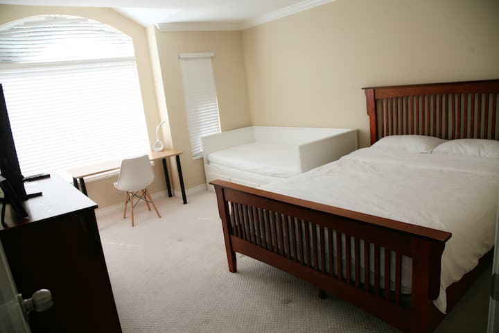 Room A:south Room With Bathroom Suite - Richmond