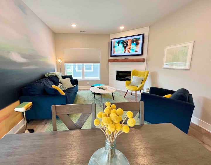 Mint To Be Townhouse, 5 To Downtown, Rooftop Deck - Omaha, NE