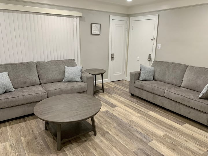Private 2br Unit-free Airport Pickup From Dtw! - Dearborn, MI