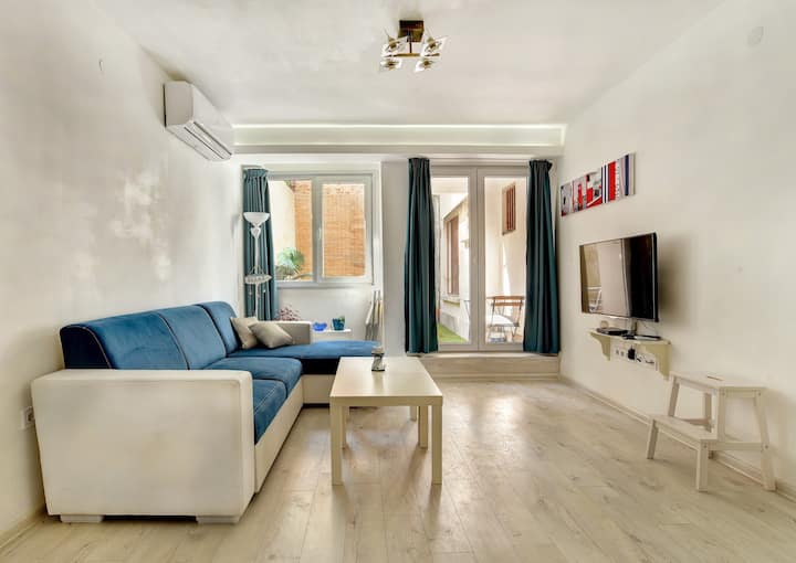 Central Apartment With A Private Yard - ソフィア