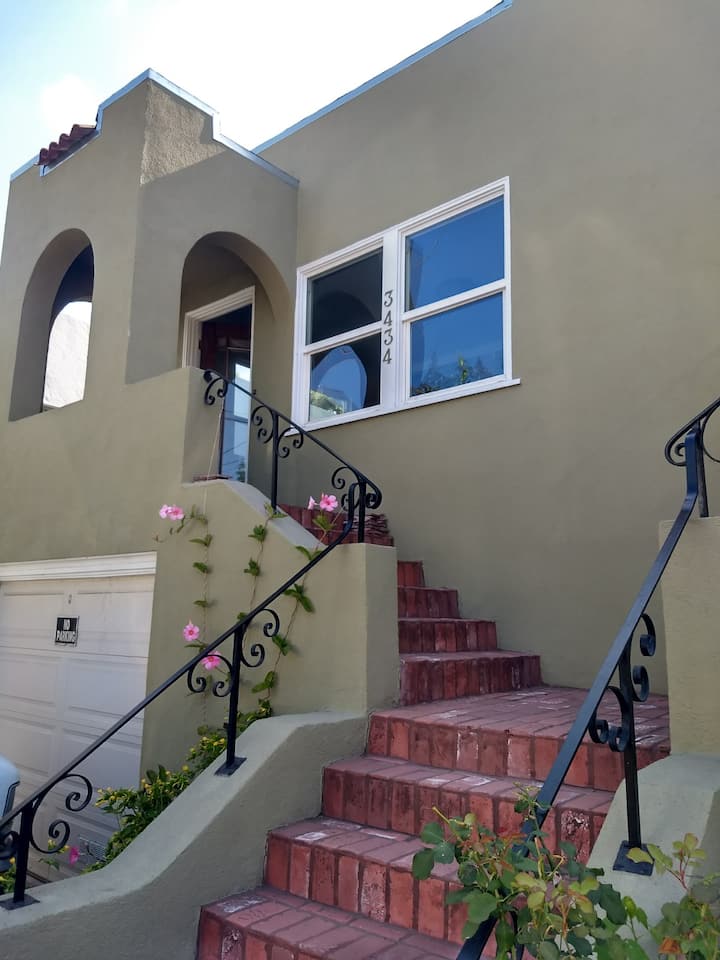 Spacious Creekside Apt In Vibrant Dimond District - Oakland, CA