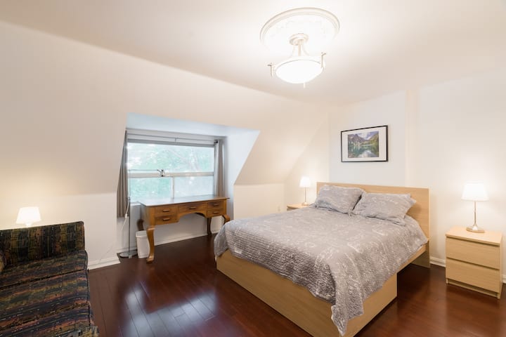 Downtown - 1 Bedroom Home, Upper Unit Of House - Toronto