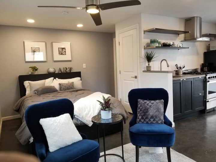 Beautifully Newly Renovated Private Guesthouse - San Fernando Valley, CA
