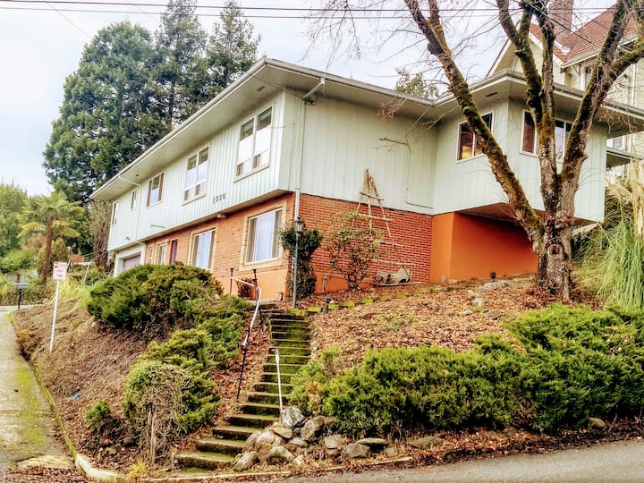 Mid Century Downtown View Home Steps To Downtown - Oregon