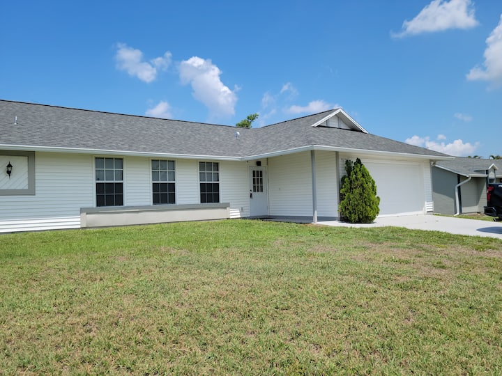 Split Floor Plan 3 Bed/2 Bath With Large Backyard - Cape Coral, FL