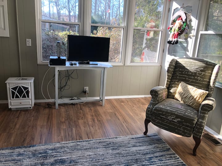 Enchanted Holiday Cottage - Williamsburg, VA