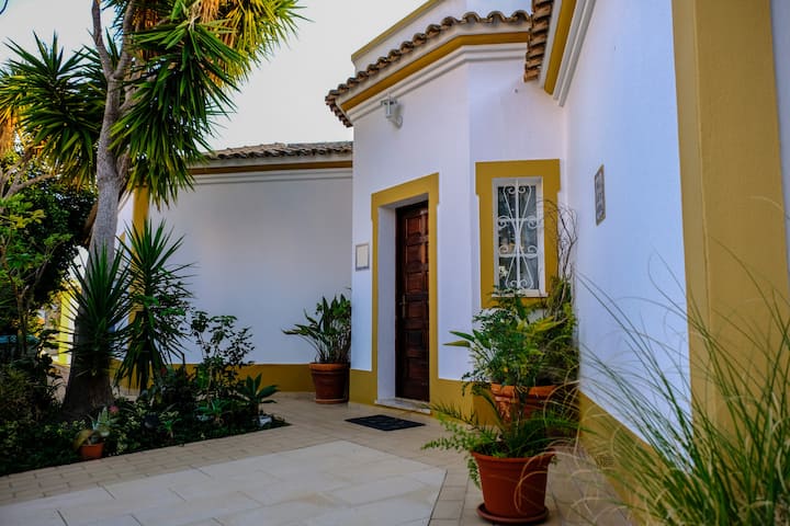 Villa By The Marina, With Views & Exclusive Pool - Guia
