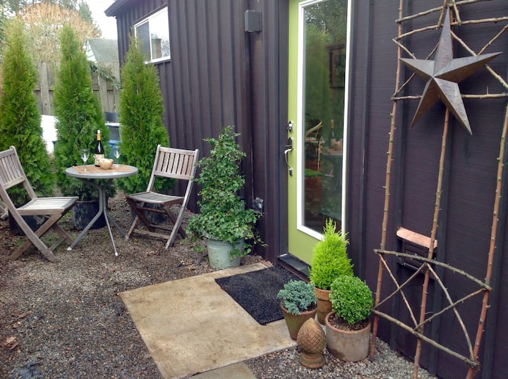 The Green Door Garden Cottage - Portland, OR