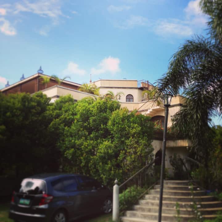 Casa Dlf - A 3-storey Rest House In Tagaytay - Tagaytay