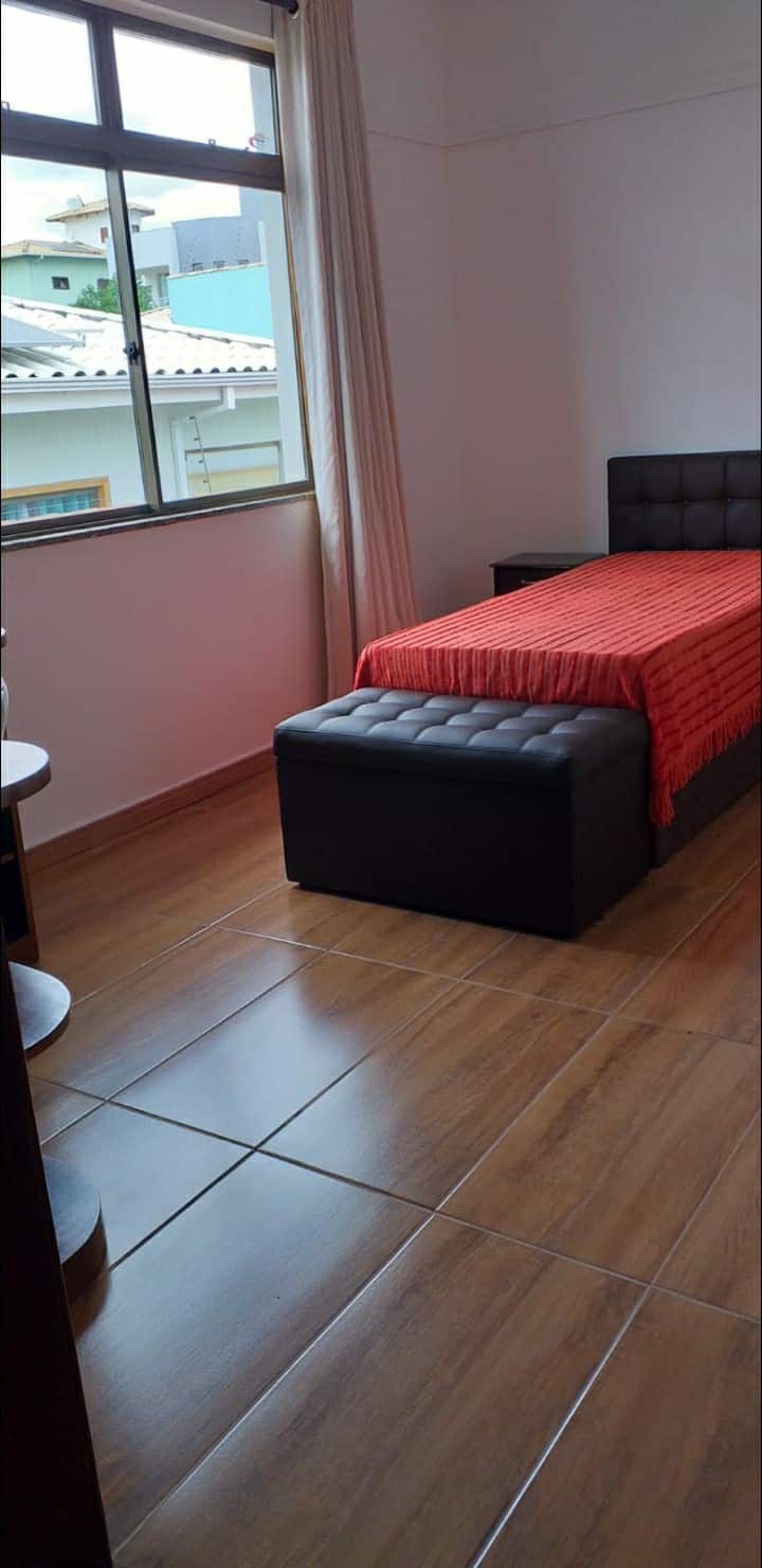 Quarto Em Casa Espaçosa
Pampulha 
P/ Não Fumante. - Belo Horizonte