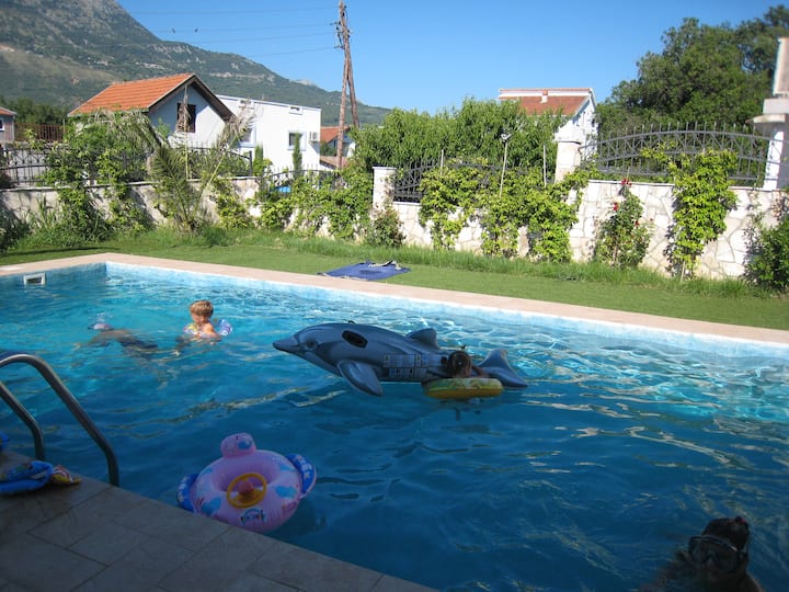 Дом на 2 семьи с большим бассейном - Černá Hora