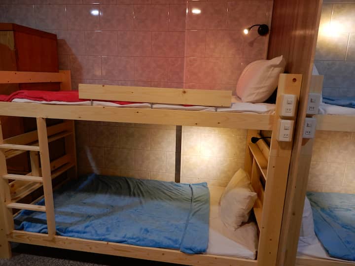 1 Bed 8021b (一個床位只能入住一人)Near Ncku 1 Km - 런더 구