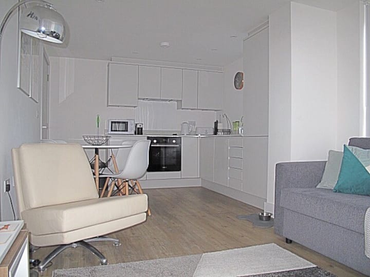 Modern Town Centre Apartment With Balcony, Parking - Bournemouth