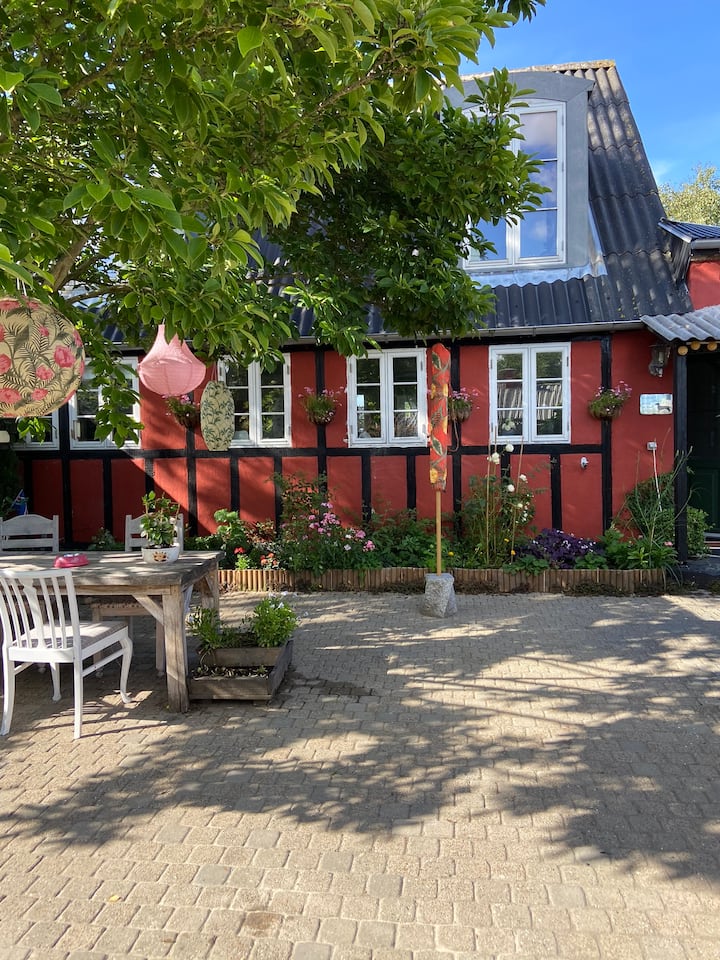 Idyllisk Bindingsværkshus Med Charmerende Gårdhave - Denmark