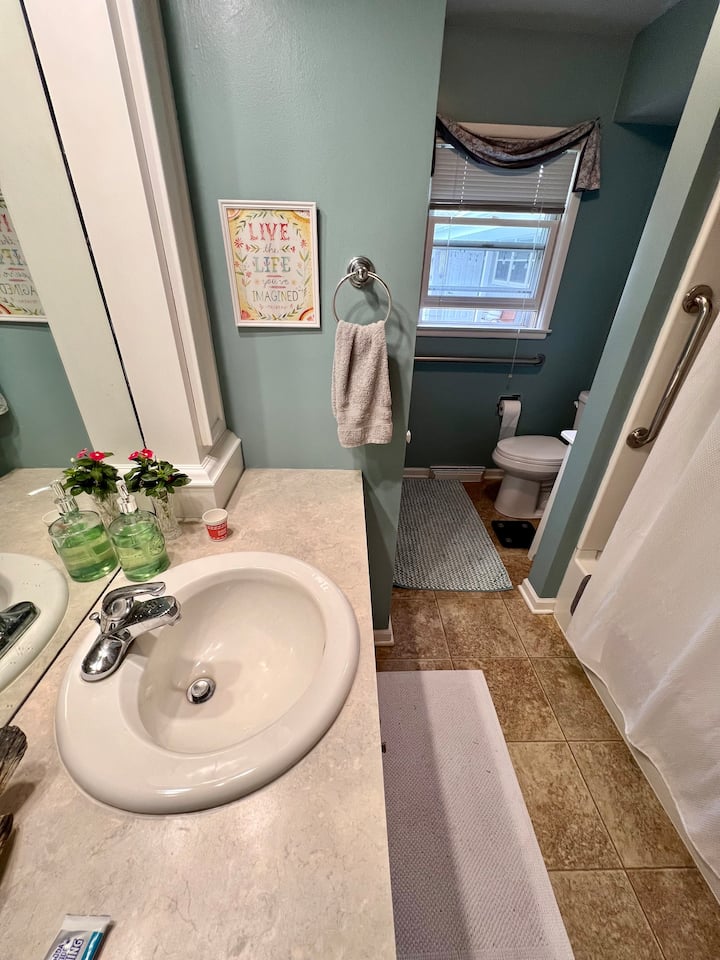 #3 Listing: Clean Comfy Room In Safe Neighborhood - Cedar Rapids, IA
