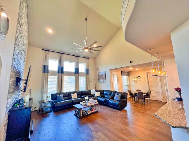 Beautiful Spacious Modern Home In Sugar Land - Sugar Land, TX