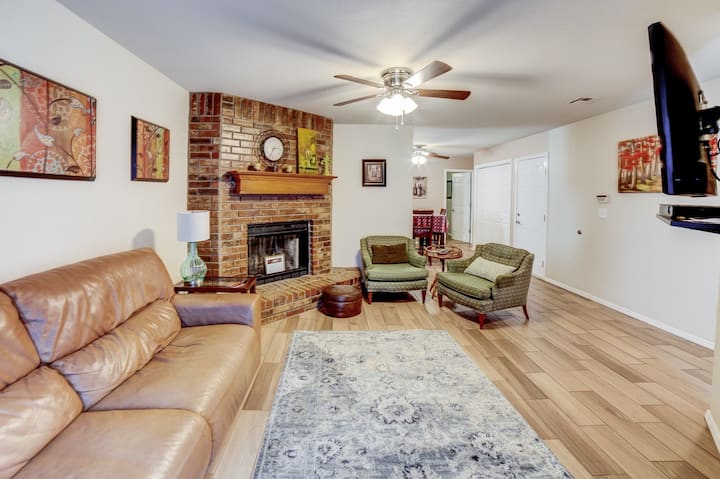 Friendly, Cozy Cottage Near Expressway & Dtown Ba - Broken Arrow, OK