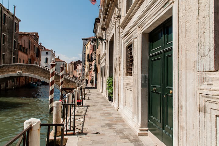 Deluxe Apartment With Canal View - Venice Marco Polo Airport (VCE)