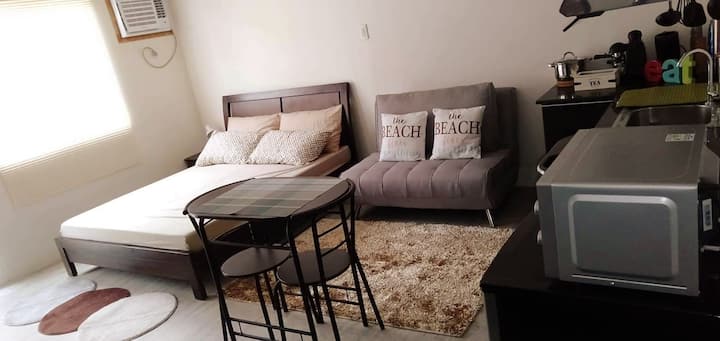 Spacious Room With Balcony Across Ayala Mall - Bacolod