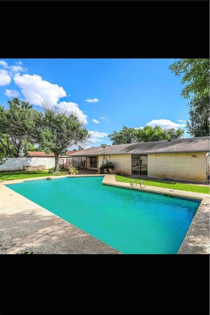 Vacation Home! Pool & Patio By Mall Del Norte - Laredo, TX