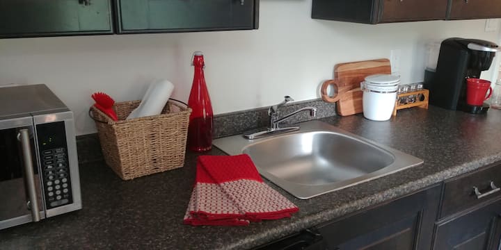 Charming 1 Bedroom Guest Suite On An Acre - Langley